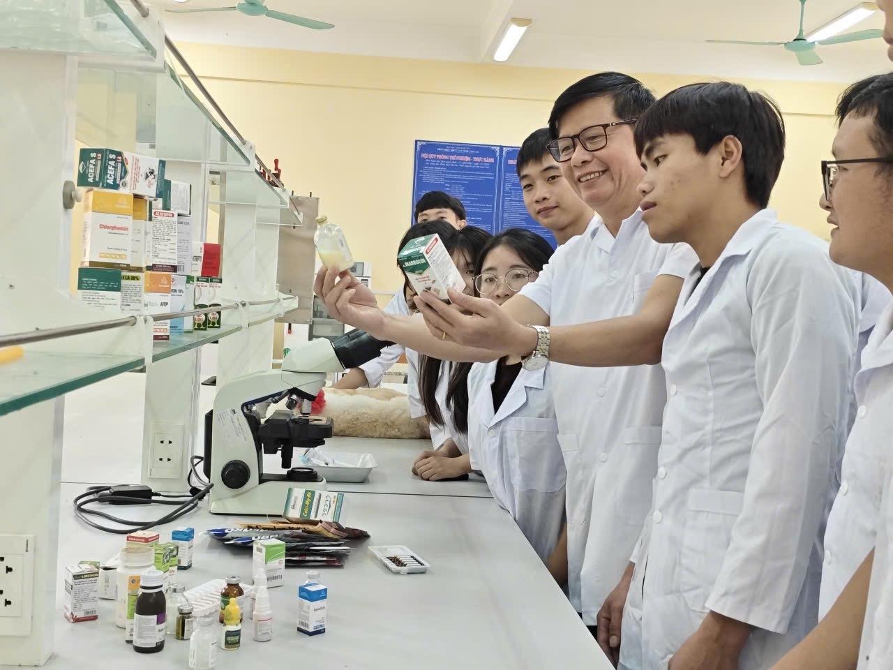 Hành trình khám phá Dược và Độc chất học thú y của sinh viên Ngành Chăn Nuôi – Khoa Nông Lâm ...